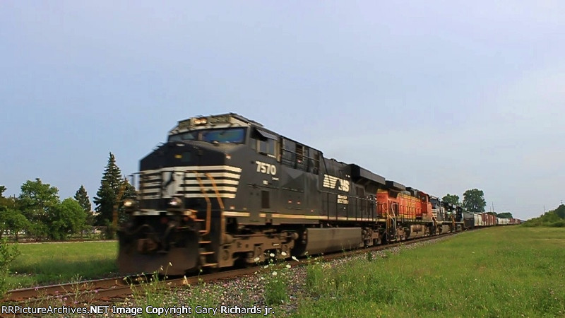 NS 7570, BNSF 4762, NS 8980, & NS 7698